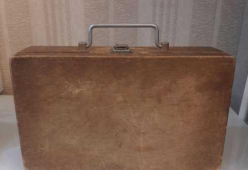 Старинный деревянный чемоданчик