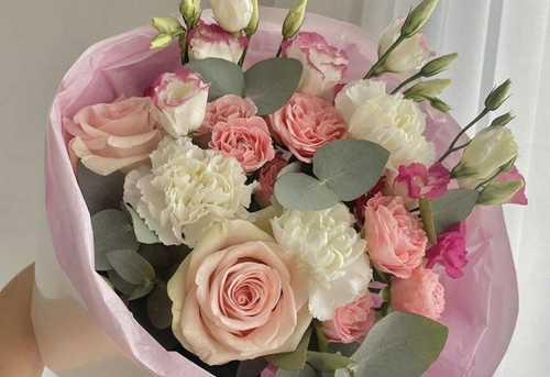 Букет из пион роз, лизиантуса, эвкалипта цветы