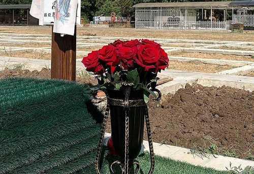 Ваза для цветов на кладбище