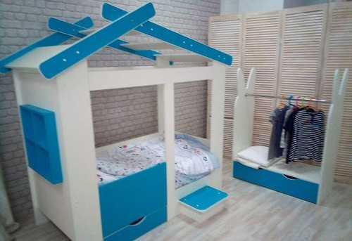 Детская кровать в виде домика с окном