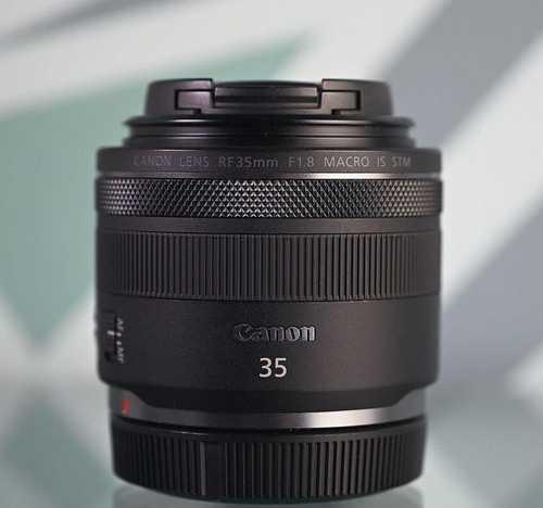 Canon RF 35mm f/1.8 Macro IS STM