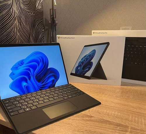 Microsoft Surface Pro 8 с клавиатурой и стилусом