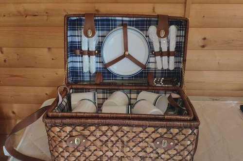 Набор посуды для пикника в плетеном сундуке