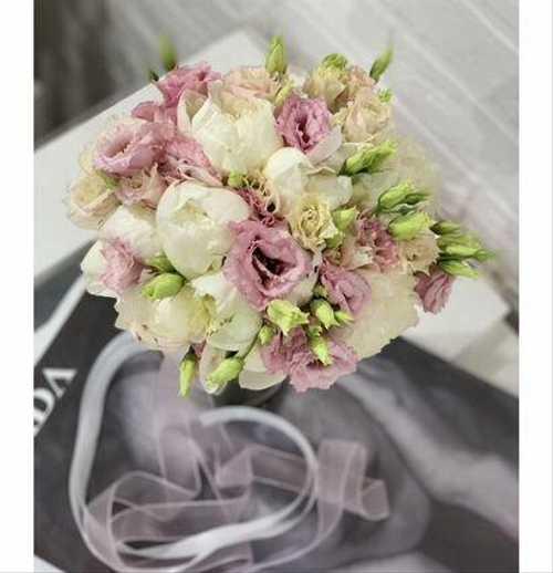 Букет невесты из цветов с розами