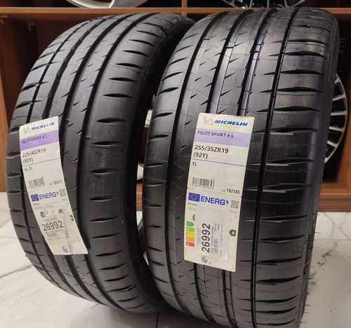 Michelin Pilot Sport 4 S 225/40 R19 и 255/35 R19 93Y