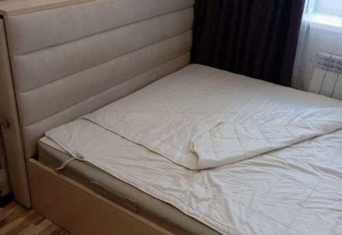 Двухспальную Кровать с матрасом и наматрасником
