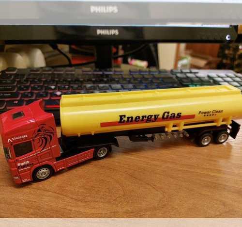 Коллекционная модель Scania цистерна 1:64