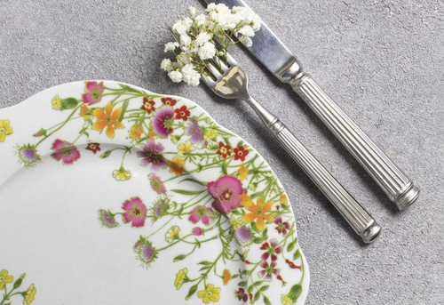 Белая тарелка с цветочным принтом