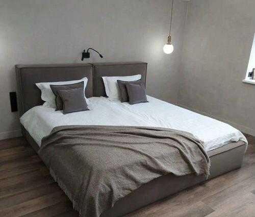 Кровать двуспальная с подушками в стиле лофт loft