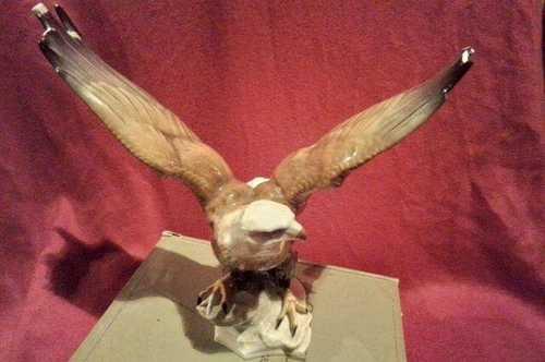 Фарфоровая статуэтка "орел"