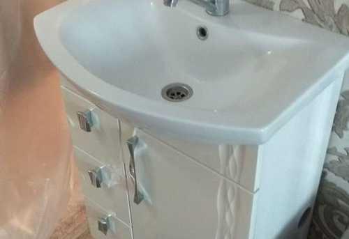 Тумба с раковиной и зеркалом для ванной