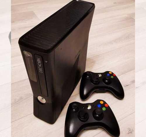 Xbox 360 slim / freeboot / прошитый / 2 геймпада