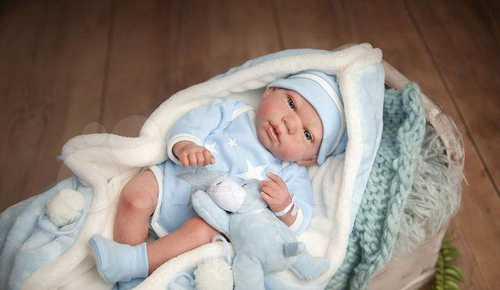 Пупс Arias ReBorns Carlos, мягкое тело, 40 см, в голубой одежде, с соской, одеялом и игрушкой