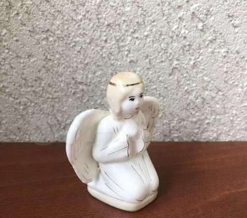 Фарфоровая статуэтка ангел