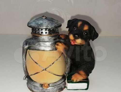 Копилка "Щенок ротвейлера со старинной лампой"