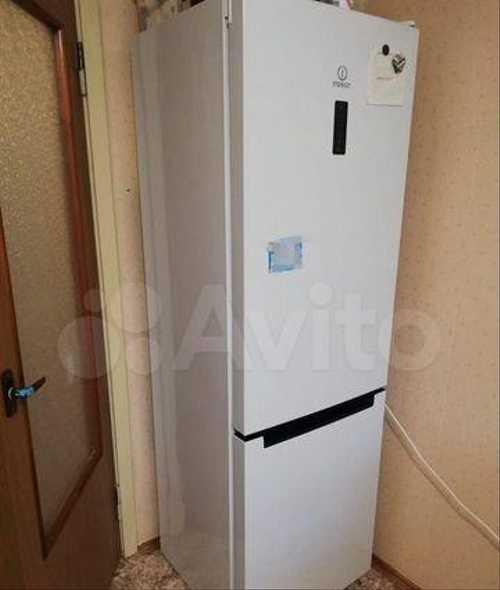 Двухкамерный холодильник Indesit DF 5180 W