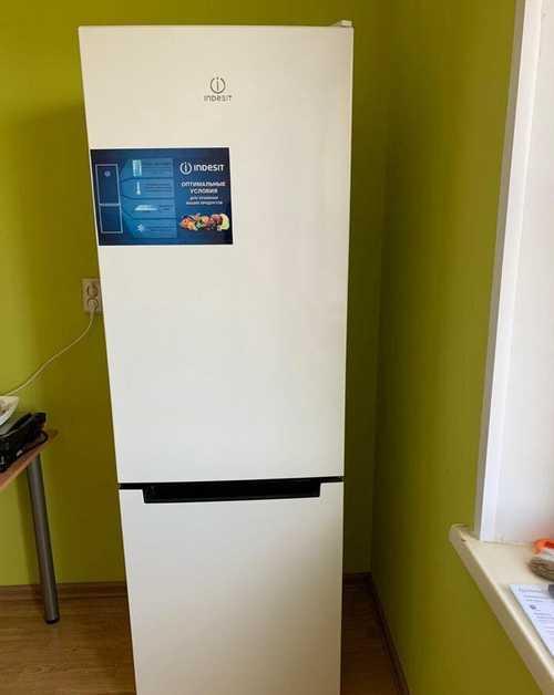 Холодильник Indesit DF4180W