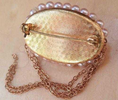 Броши, бусы, сережки