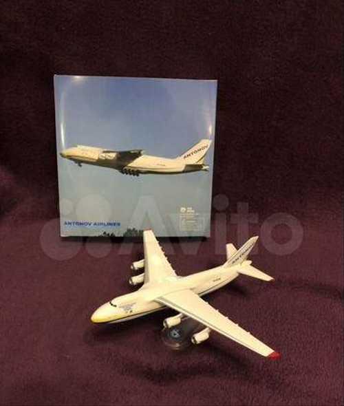 Модель самолета Ан-124 1:400
