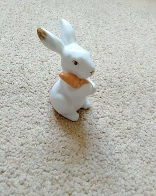 Фарфоровая статуэтка "Заяц с морковкой"