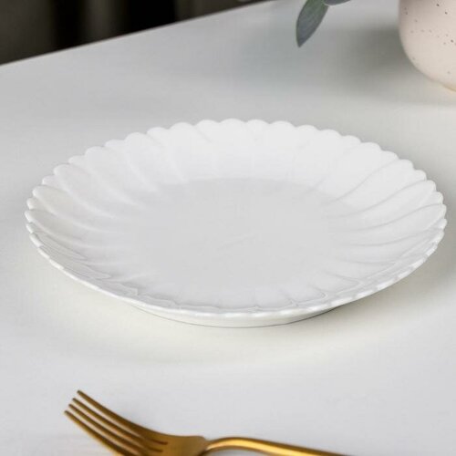 Тарелка фарфоровая обеденная Magistro «Цветок», d=19 см, цвет белый