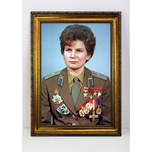 Портрет Терешковой В. В. в багетной рамке под золото / А-1 (60x84 см.)