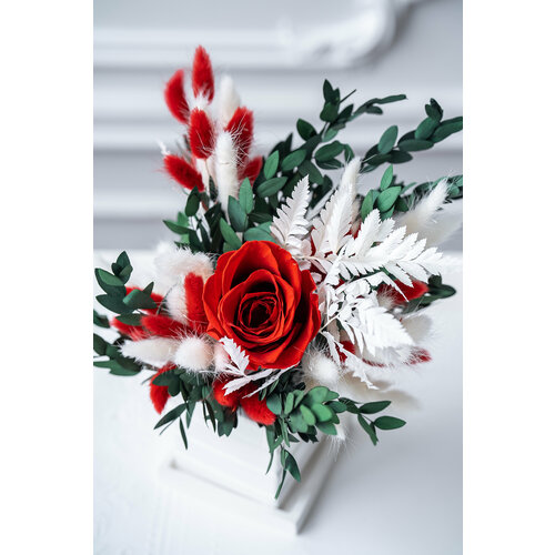 Авторский букет из сухоцветов и стабилизированной розы "Красный бриз" в квадратном кашпо