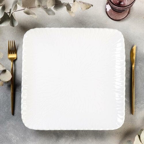 Тарелка фарфоровая квадратная Magistro «Бланш. Цветок», 30×30 см, цвет белый