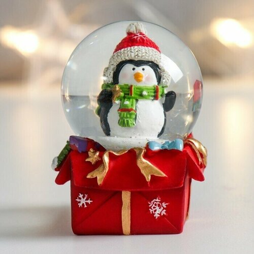 Стеклянный новогодний снежный шар "Пингвинчик на подарке" 4,5х4,5х6,5 см