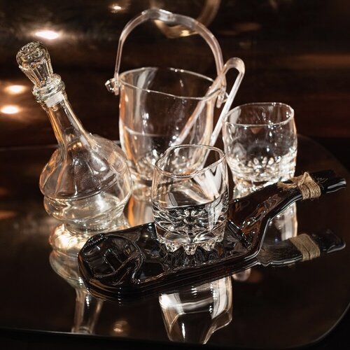 Подарочный набор - Два бокала для виски (рифл.), блюдо (менажница) из коричневой винной бутылки, круглый графин, ведерко для льда - Хмельное стекло