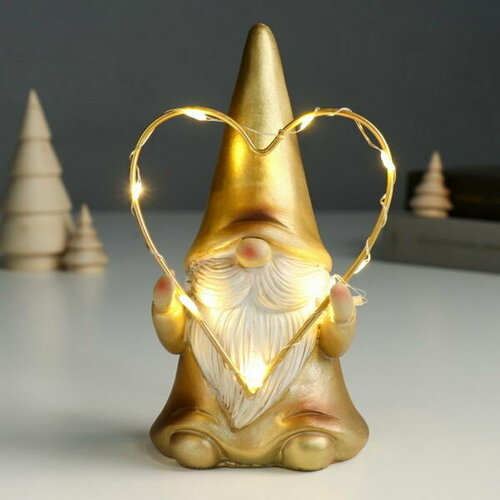 Сувенир полистоун свет "Дед Мороз в золотом наряде, с сердцем" 6.5х9х16 см