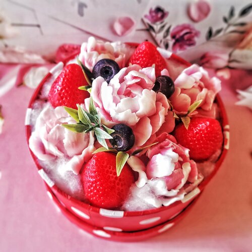 Букет из мыла 'Пионы с ягодами и сухоцветом хлопка в коробочке на подарок, мыло ручной работы, диаметр коробки 14 см