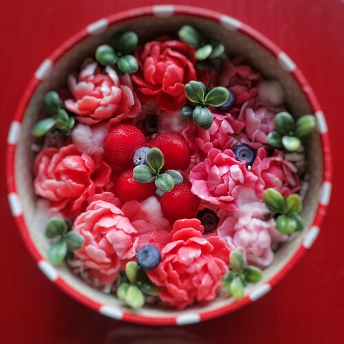 Букет из мыла 'Пионы с ягодами и сухоцветом хлопка в коробочке на подарок, мыло ручной работы, диаметр коробки 20,5 см