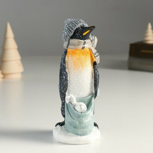 Сувенир полистоун "Пингвин в шапке и шарфе с мешком подарков" 6х6,5х15,5 см