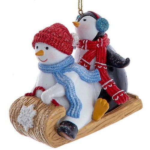 Kurts Adler Елочная игрушка Снеговичок Олли с Пингвиненком на санях - Веселые Каникулы 8 см, подвеска E0868