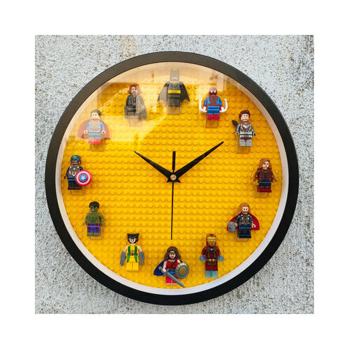 Часы конструктор настенные с фигурками Marvel в стиле LEGO