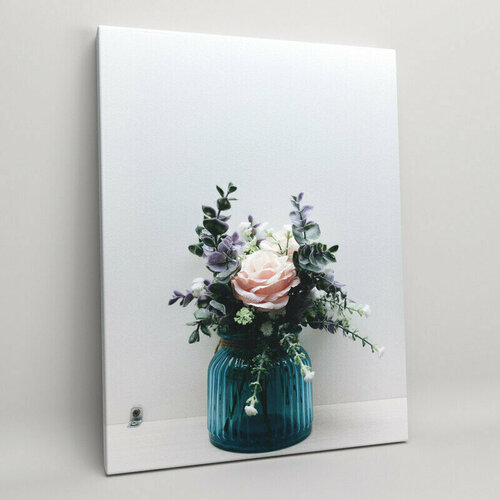 Картина на холсте (интерьерный постер) "Цветы - нежный букет в синей вазе", с деревянным подрамником, размер 45x60 см
