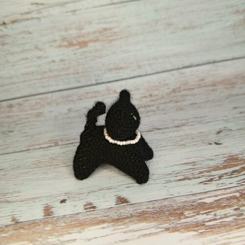 Сувенир котёнок вязаный черный