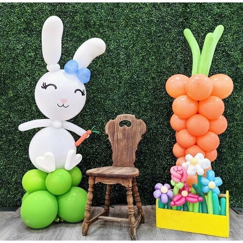 Фигуры из шаров "Милый белый зайчик и большая морковка в корзинке"