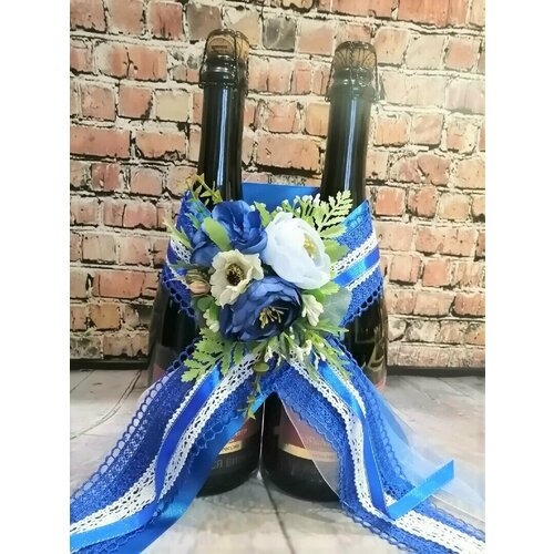 Лента на свадебное шампанское с цветами и кружевом в нежной сине-голубой цветовой гамме