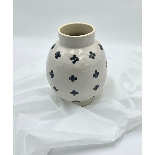 Белая керамическая ваза с крестами ручной работы от Элины Марусовой