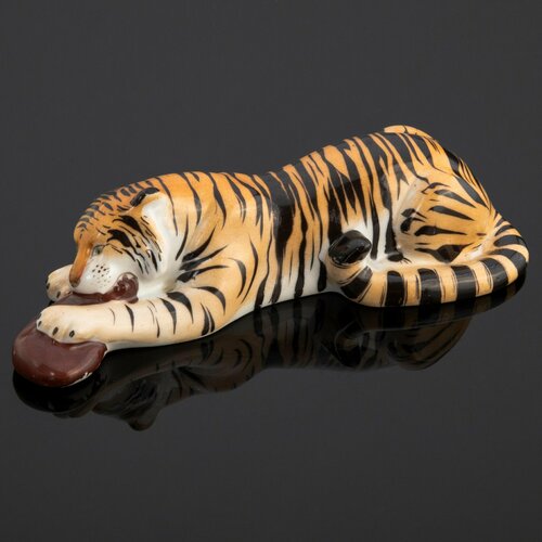 Статуэтка "Тигр с мясом", скульптор Б. Я. Воробьев, фарфор, роспись