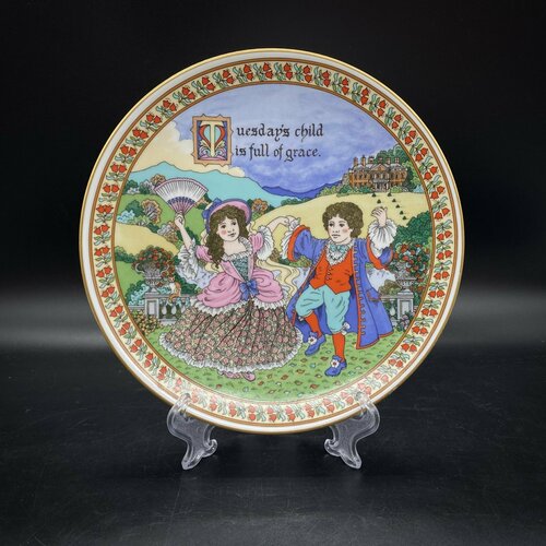 Декоративная тарелка из серии "Birthday plates" с изображением двух детей и надписью: "Дитя вторника полно благодати"