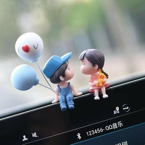 Девочка с мальчиком влюбленная пара с синим шариком