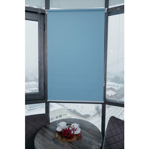 Рулонная штора голубая на окна 70 (ширина) Х 110 (высота).
