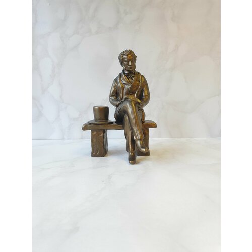 Статуэтка А. С. Пушкин на скамейке. Гипс. Цвет бронзовый.