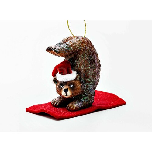 Елочная игрушка Медведь-йога в шапке Деда Мороза