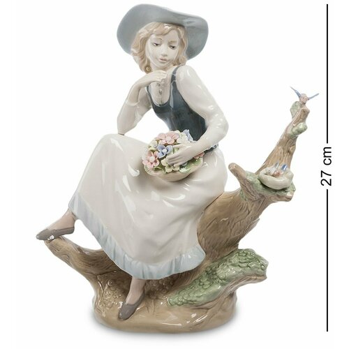 Фигурка "Девушка с корзинкой" (Pavone)