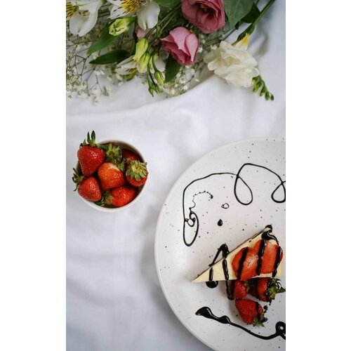 Картина на холсте 60x110 LinxOne "Торт, клубника, десерт, цветы" интерьерная для дома / на стену / на кухню / с подрамником