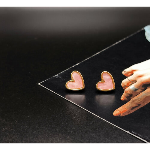 Серьги пусеты  Серьги пусеты Серьги в форме сердца., женские сережки-гвоздики в форме сердца в винтажном стиле.,, акрил, размер/диаметр 10 мм, розовый, золотой